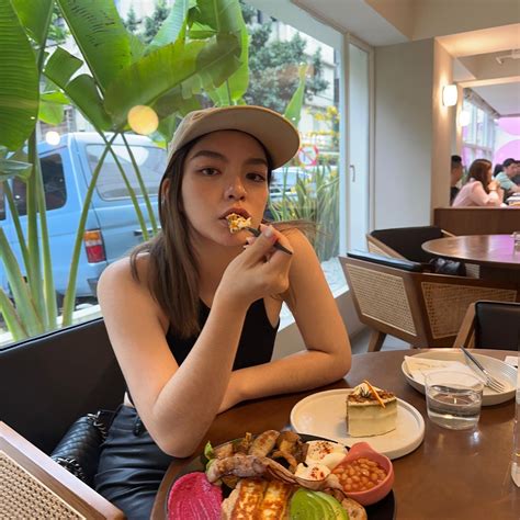 相信我各位 女兒要富養這是真的！來 我來擔任大家的翻譯年糕一下基本款經濟艙 女兒要富養對不對 我爸回覆 你已經升級版超過很多了坐飛機