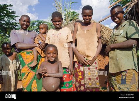 Burundi Kirundo Dans Une Famille Au Bord De La Route Avec Des Enfants