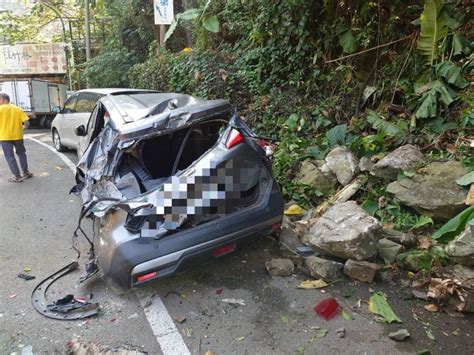 地震釀災苗62線泰安路段落石砸中路旁車輛