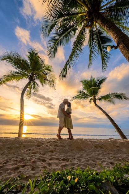 Bang Tao Beach Phuket Tailândia Casal De Homens E Mulheres Assistindo O