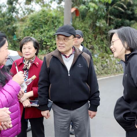 蔡英文约苏贞昌夫妇郊外健走