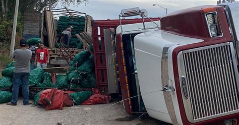 Torton Cargado De Chiles Vuelca En La Carretera Villa Unión Walamo