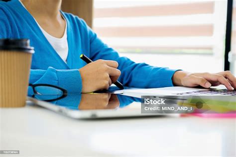 책상 위의 그래픽 디자인 및 색상 견본 및 펜 작업 도구 및 액세서리가 있는 건축 도면 건축에 대한 스톡 사진 및 기타 이미지