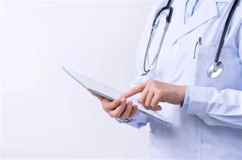 مكافأة 4 رواتب لموظفي الصحة المنتقلين لـالقابضة أخبار 24