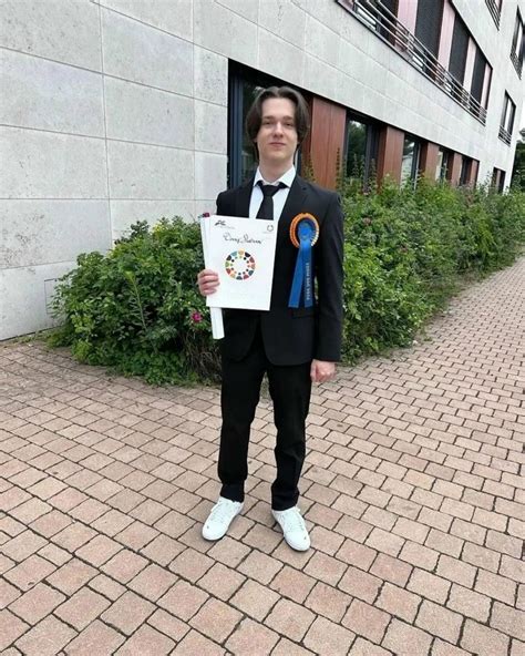 18 летний сын Юрия Шатунова Дэннис окончил школу Семья певца живет в Германии и вдова