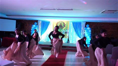 Busty Malayali Girl Bouncing Big Tits A Deep Cleavage And Navel In