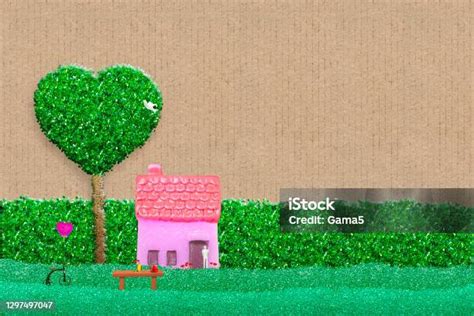 귀여운 사랑 장면 국가의 집의 문에 남자 풍선과 나무 하트 모양 반짝이와 메시지를 작성하는 복사 공간이있는 종이 보드에 개체의 사진과 함께 손으로 만든 개념에 대한 스톡