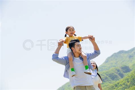 白昼高清图片 快乐的一家三口在郊区玩耍 人像图片免费下载格式5472像素编号64853439 千图网