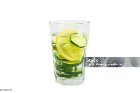 레몬 라임 민트가 있는 오이 물은 흰색 배경에 고립되어 있습니다 음료수 잔에 얇게 썬 오이를 넣은 물 토닉 상쾌한 음료 오이 레모네이드 여름 자연 쿨링 드링크 0명에 대한