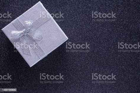 복사 공간이있는 반짝이는 검은 색 배경에 실버 선물 상자 상단 보기 크리스마스 발렌타인 데이 또는 생일 파티 개념 인사말 카드 프레임 플랫 레이 0명에 대한 스톡 사진 및