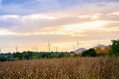하늘에 구름 배경이 있는 글로벌 생태의 풍력 터빈 대체 전기 원은 미래에 지속 가능한 자원이 될 수 있습니다 청정 에너지 컨셉으로 세상을 절약 0명에 대한 스톡 사진 및