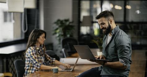 사무실에서 함께 일하는 동료 사무실에서 일하는 젊은 사업가와 사업가 사진 Unsplash의 작업 공간 이미지