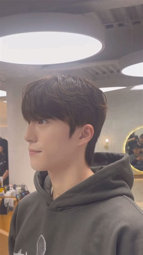 요닝 도규 남자머리 세미리프컷 쉐도우펌 시스루댄디컷 리프컷 간편한 손질로 끝나는 자연스러운 스타일 캐추럴펌 과하지 않은 컬 자연스러운 볼륨감이 예쁜 스타일이며