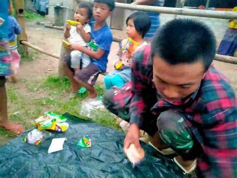 ဒီးမော့ဆိုမြို့နယ်ရှိ စစ်ဘေးရှောင် ပြည်သူများကို အစားအသောက်များ ကျွေးမ