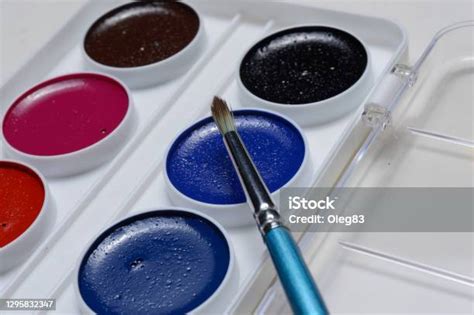 팔레트와 브러시로 그리기위한 여러 가지 색상 페인트 라이트 백클로즈업 0명에 대한 스톡 사진 및 기타 이미지 0명 기울어진 다양 Istock