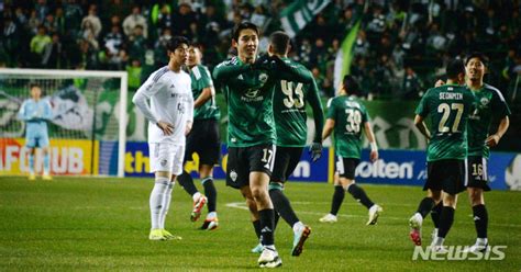 팬들에게 하트 보내는 전북현대 송민규