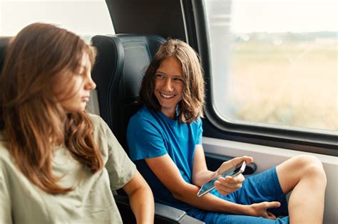 소년과 소녀는 기차로 여행하고 휴대 전화를 사용하고 있습니다 12 13세에 대한 스톡 사진 및 기타 이미지 12 13세 14 15 살 2명 Istock