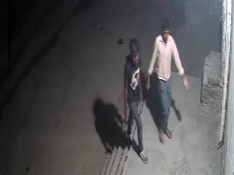 शराब ठेके के तोड़े ताले लोगों के चिल्लाने पर भागे After Stealing In