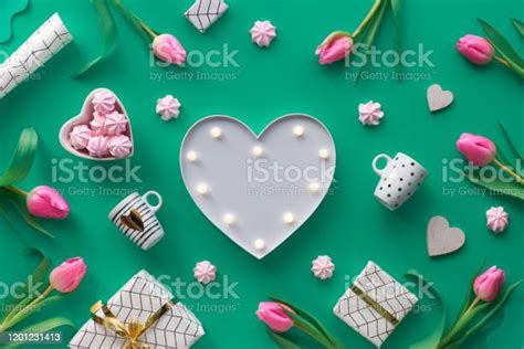 기하학적 발렌타인 플랫 달력 꽃 선물 하트 마시멜로와 커피 컵에 발렌타인 데이 2 월 14 일 누워 빛이 있는 심장 화이트 핑크 골드 컬러의 발렌타인 장식 14에 대한 스톡