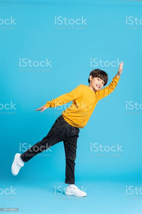 青の背景にポーズをとるアジアの少年の全身画像 男の子のストックフォトや画像を多数ご用意 男の子 1人 8歳から9歳 Istock