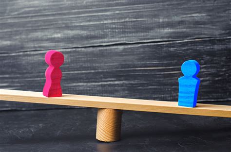 한 남자와 비늘에 여자의 숫자 불평등의 개념 남자와 여자는 무게에 균형 성별 임금 격차 이혼입니다 법원에서 재산의 사단입니다