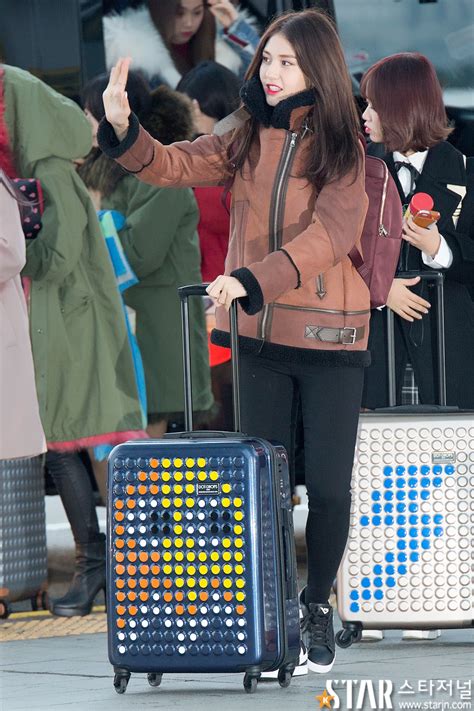 스타포토 아이오아이ioi 전소미 이른 오전에도 상큼한 비타소미의 손인사스타저널