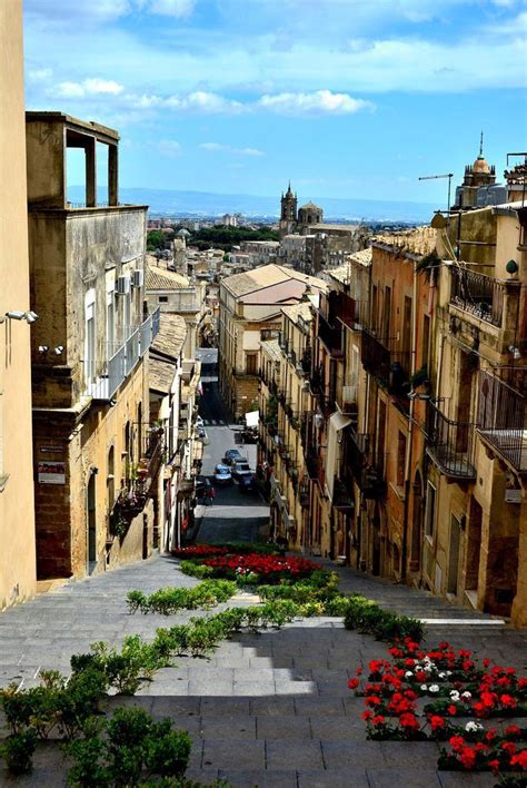 カラフル陶器が街を彩る♪シチリア島南東の街カルタジローネ イタリア Traveljp たびねす Beautiful Places
