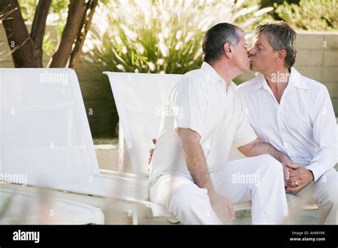 Mature Gay Couple Kissing Banque De Photographies Et Dimages à Haute