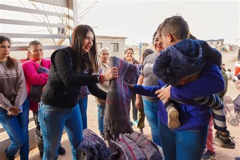 Entrega Diputada Flores Cobijas En Colonias Del Distrito 16 El Pueblo