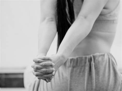 伸懶腰慘中風！她甩個頭竟「頸椎動脈剝離」睡醒崩潰：手腳狂抖還說不出話 Yahoo奇摩汽車機車