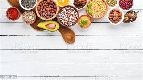 Superfoods 건강 한 음식입니다 견과류 열매 과일 그리고 Legumes 에 흰색 나무 배경 최고의 볼 수 있습니다 무료