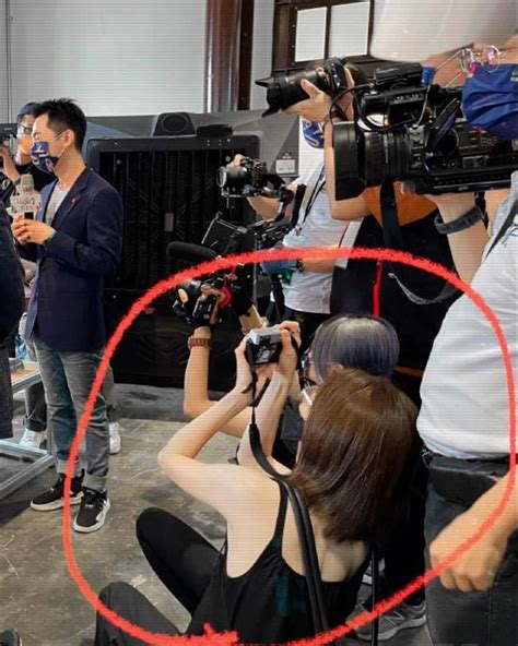 邵雨薇變身攝影師！露香肩美背卡位 網笑：小心反被追著拍 Yahoo奇摩汽車機車