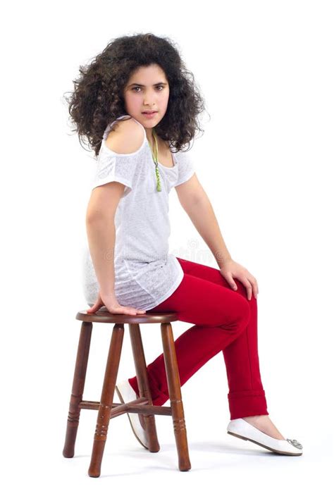 Menina Que Senta Se Em Uma Cadeira Imagem De Stock Imagem De Postura
