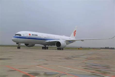中国大陆首架空客a350飞抵鄂尔多斯国际机场进行飞行训练保障