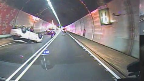 雪隧北上2車追撞！ 駕駛恍神撞翻車「四輪朝天」