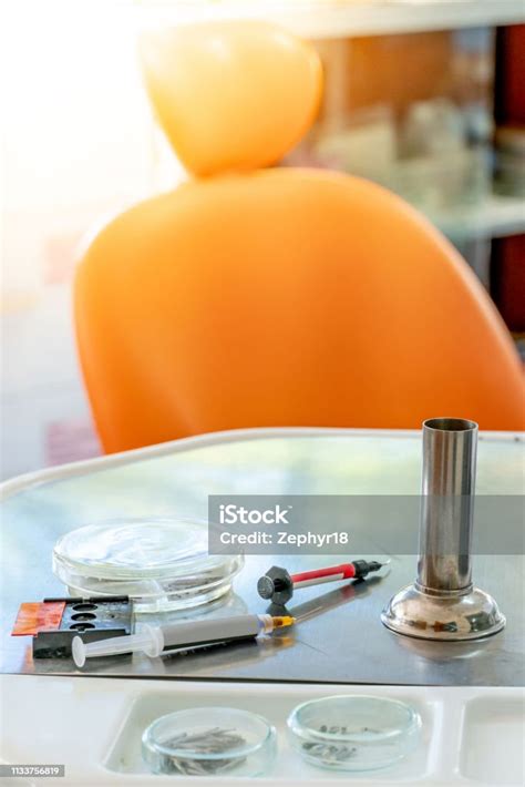 클리닉의 금속 트레이에 있는 치과 기기 및 의료 용품 빈 오렌지 치과의 자 및 치과 의사 사무실 도구 0명에 대한 스톡 사진 및 기타 이미지 Istock