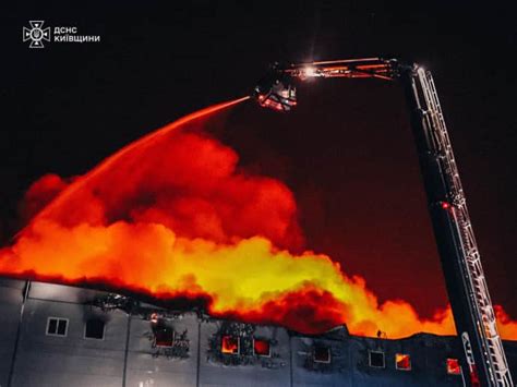 На Київщині через російську атаку загорілись склади масштабну пожежу гасять уже понад 7 годин