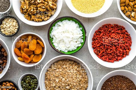 건강 한 음식 선택 견과류 씨앗 구 및 테이블 평평 하다 오버 헤드에 다른 Superfoods와 채식 아침 식사 0명에 대한