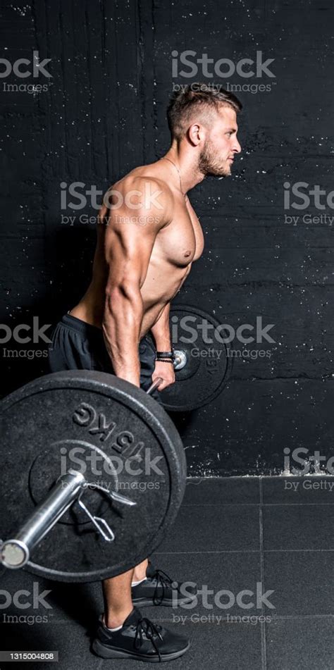 젊은 활성 강한 적합 근육 땀이 남자 와 큰 근육 하 고 바벨 무게 죽은 리프팅 훈련 운동 에 체육관 어두운 이미지 실제 운동 근육질 체격에 대한 스톡 사진 및 기타 이미지