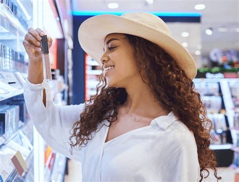 6318 Black Lady Shopping Beauty Products Royalty Free Images Stock