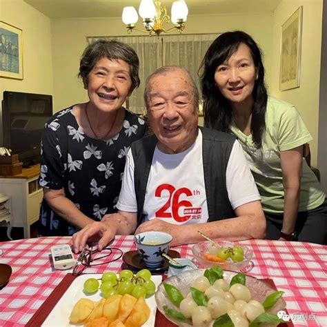 《新白娘子传奇》播出30年，陈美琪探望88岁导演，63岁气质仍出众夏祖辉扮演者叶童