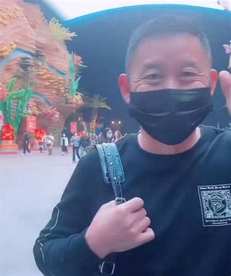 孫海洋一家五口游長隆，看花被主播偶遇，孫卓全程攬孫悅肩膀 壹讀