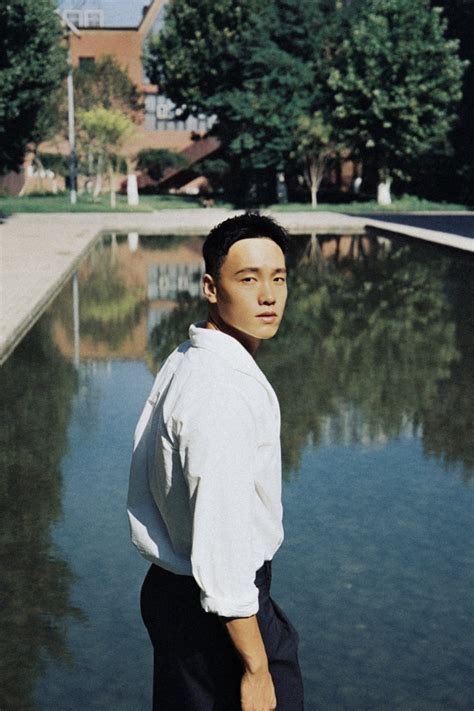 翟宇佳清爽阳光写真释出 白色衬衣定格光影瞬间 眼界，放眼世界