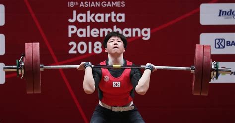 바벨 들어 올리는 문민희