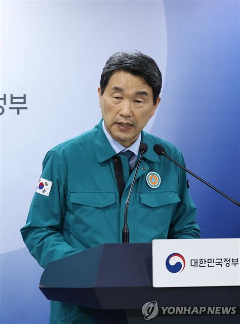 의대 증원 관련 질의응답 하는 이주호 부총리 연합뉴스