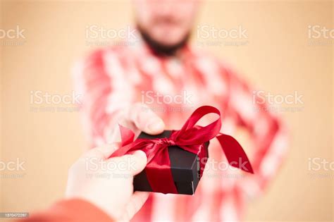 남성의 손에 선물 상자의 사진을 닫습니다 선물 상자를 들고 있는 남자 발렌타인 데이 생일 또는 휴일 개념 복사 공간 30 34