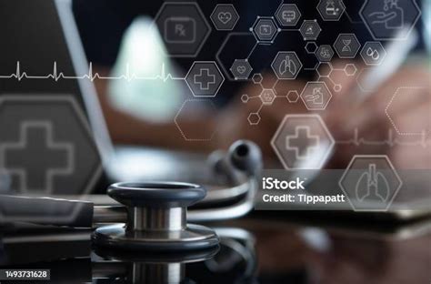 의료 기술 온라인 건강 원격 의료 스마트 건강 개념 의사는 가상 화면에서 건강 아이콘이있는 디지털 태블릿에서 작업합니다 Stem 주제에 대한 스톡 사진 및 기타 이미지