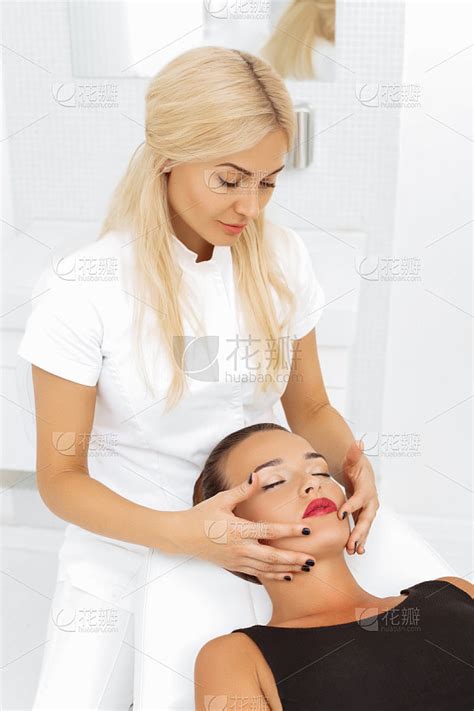 人的头部 注视镜头 自然美 马萨 女人 棕色头发 清新 垂直画幅 美 替代疗法