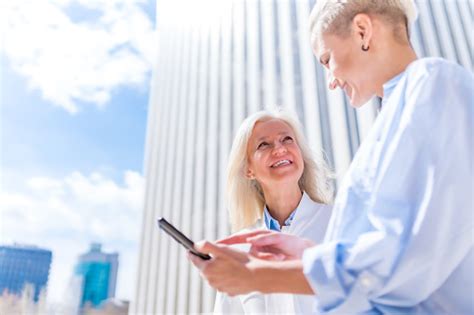 비즈니스 분야의 임원 여성과 사업가 태블릿을 보며 미소 짓는 여성 어느 날 아침 웃고 즐거운 시간을 보내는 여성 감독에 대한 스톡 사진 및 기타 이미지 Istock