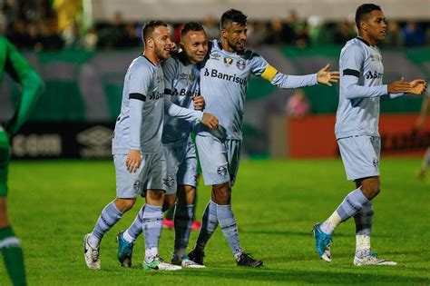 Em jogo de 9 gols Grêmio arrasa Chapecoense na Arena Condá Gazeta